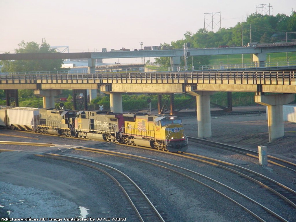 UP 3897 Building America with Flag